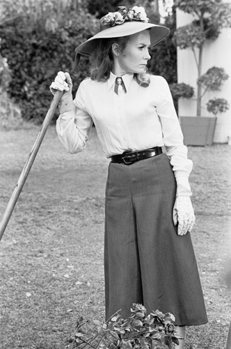 Juliet Mills on the set of "The Ghost and Mrs. Muir" - The Finest Photos